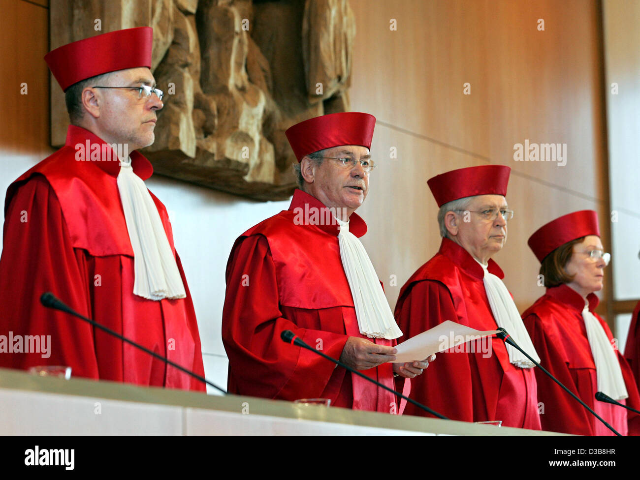 (dpa) - The picture shows the judges of the 2nd senate of the Federal ...