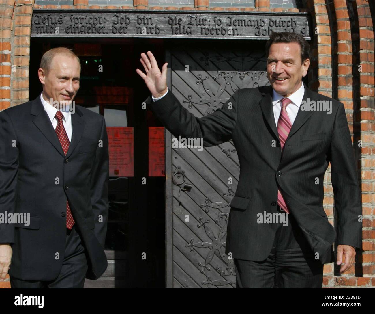 (dpa) - German Chancellor Gerhard Schroeder (R) and Russian President ...