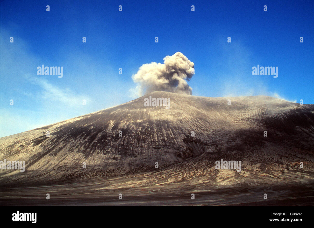 (dpa file) - The picture, dated March 2003, shows the volcano Yasur on ...