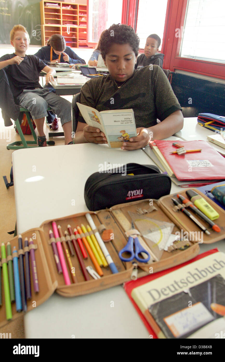 (dpa) - Students look into their textbooks during German language class ...