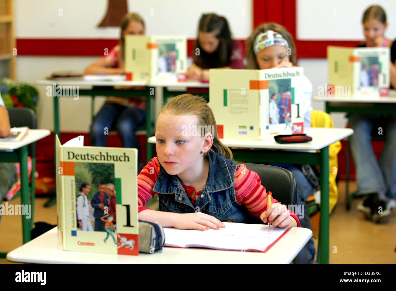 (dpa) - Students look into their textbooks during German language class ...
