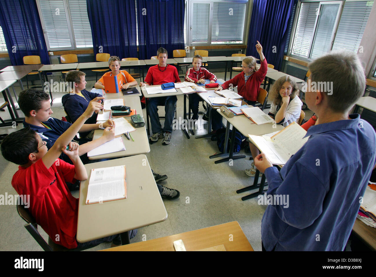 (dpa) - Students listen to their teacher during German language class ...