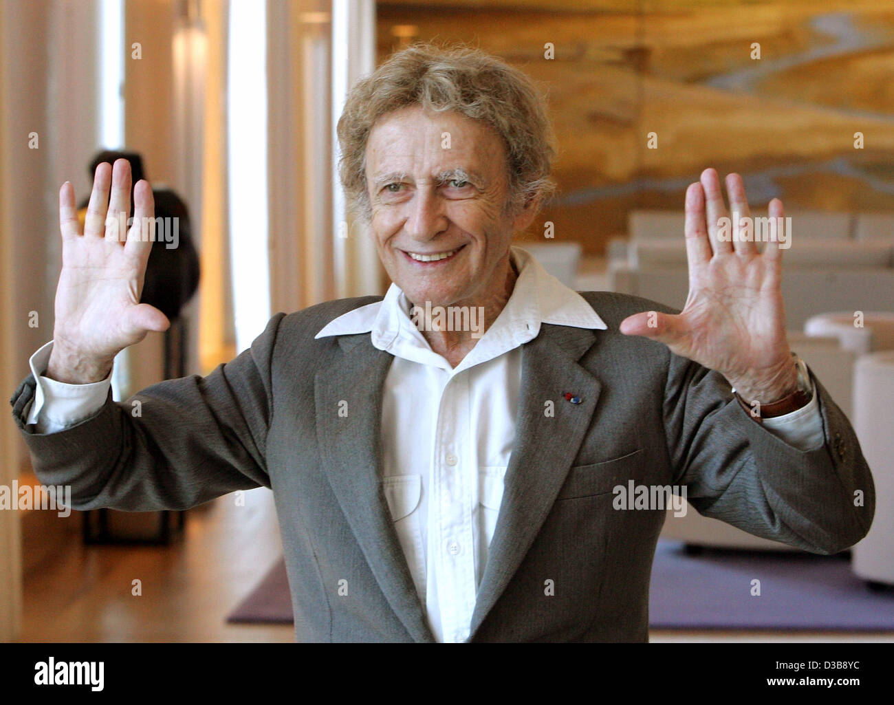 (dpa) - French pantomime artist Marcel Marceau poses during a photo ...