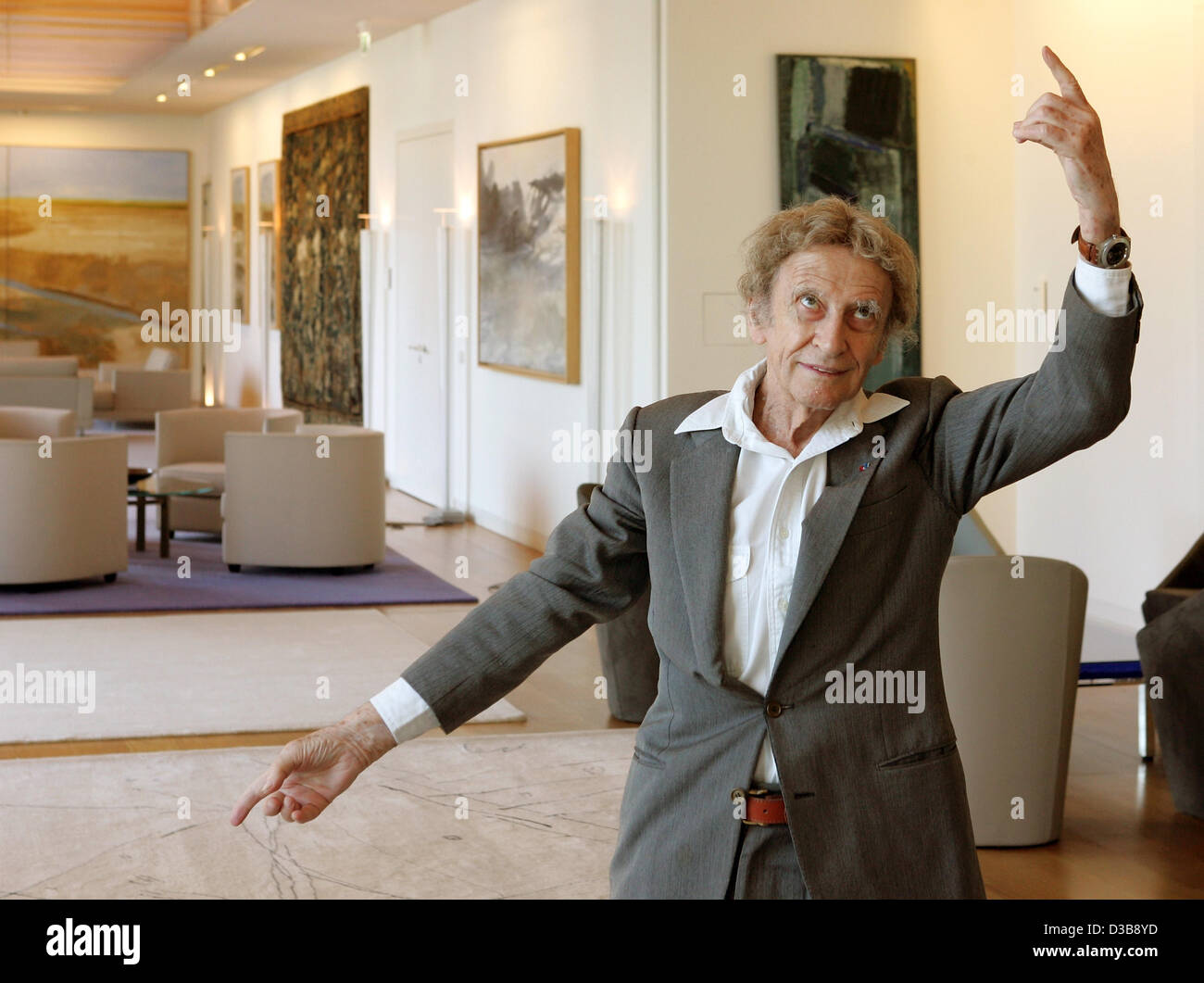 (dpa) - French pantomime artist Marcel Marceau poses during a photo ...