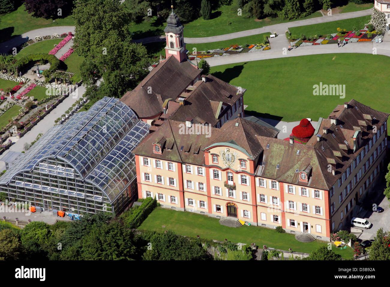 (dpa) - The aerial picture dated 03 July 2005 shows the palace and ...