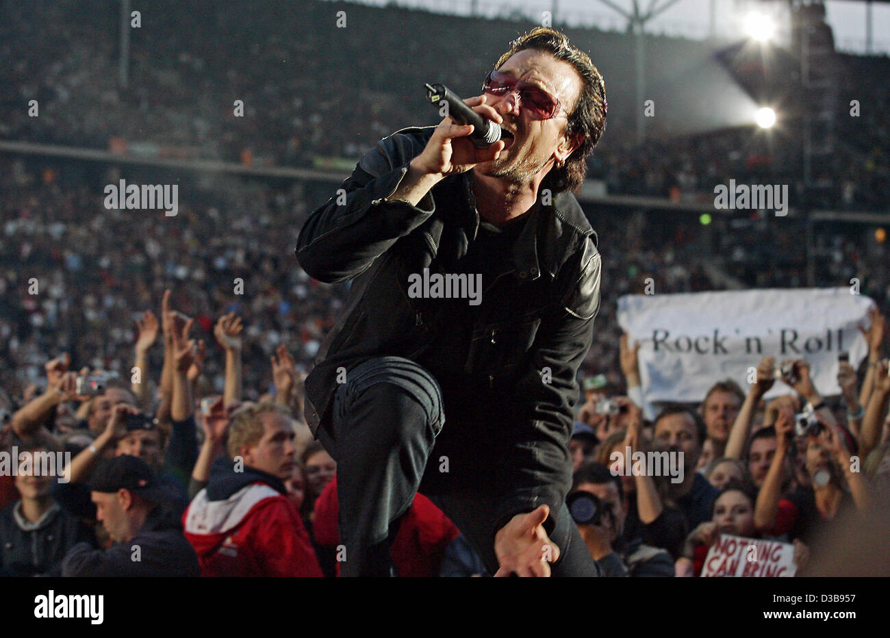 (dpa) - Bono, the singer of the Irish Rock band U2, sings in the sold ...