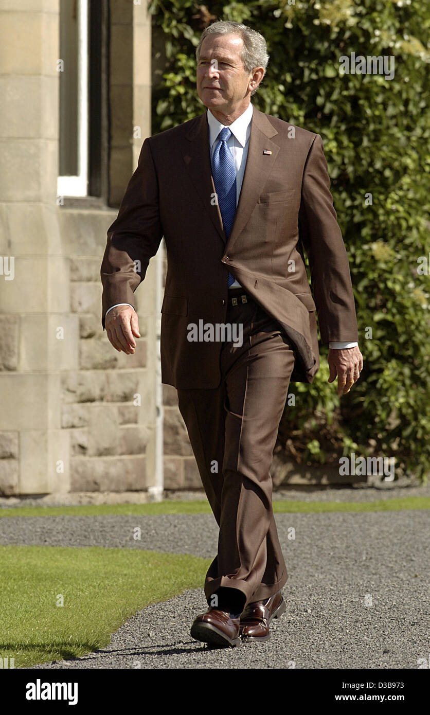 (dpa) - US President George W Bush walks on his way to the first ...