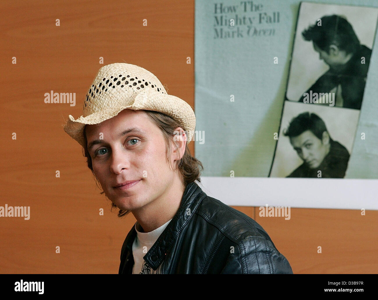 (dpa) - Former singer of British pop band 'Take that' Mark Owen stands ...