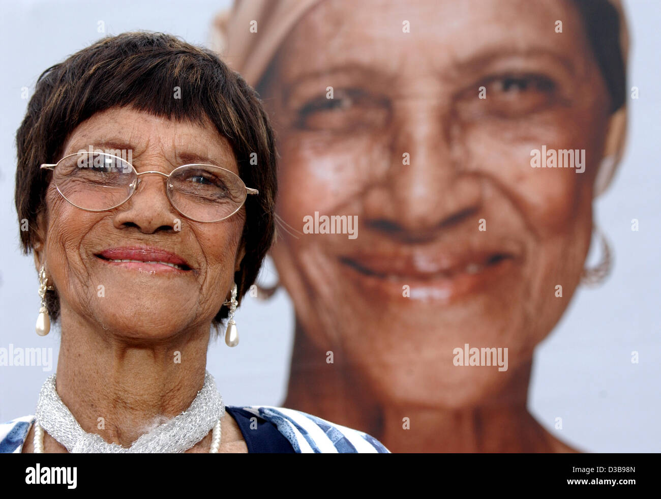 Dove campaign beauty hi-res stock photography and images - Alamy