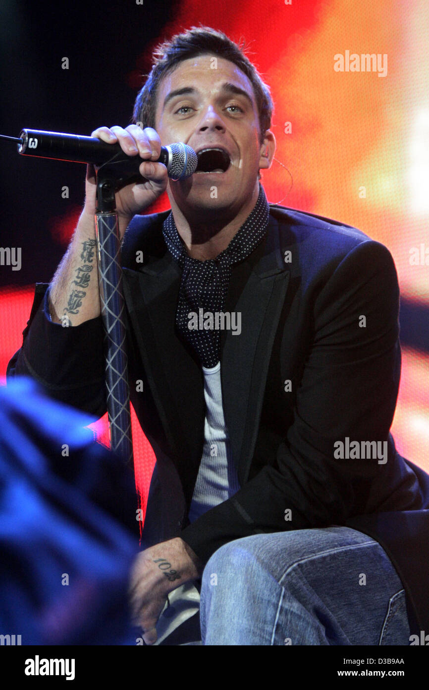 (dpa) - Singer Robbie Williams performs during the Live 8 Concert in ...
