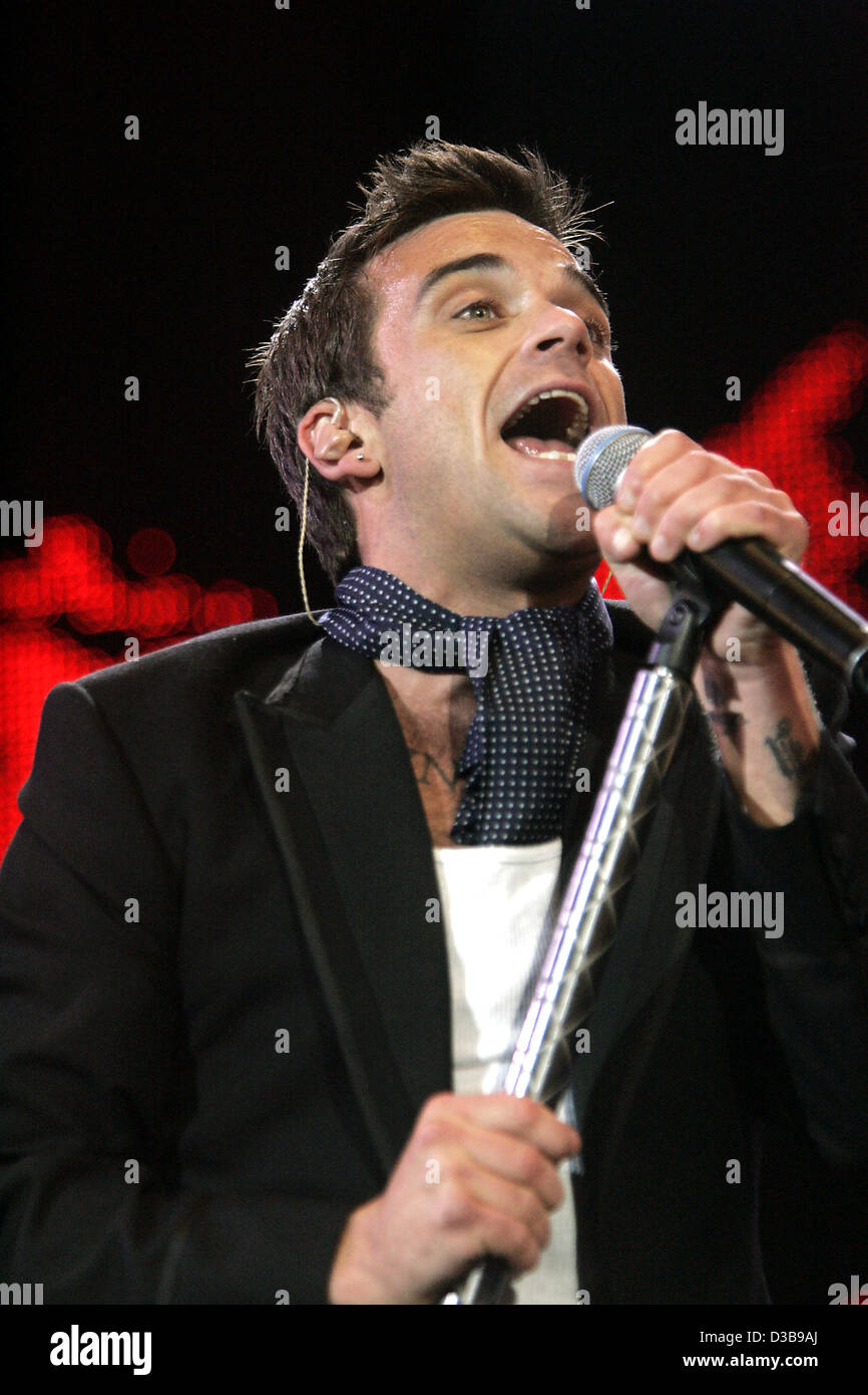 (dpa) - Pop singer Robbie Williams performs during the Live 8 Concert ...