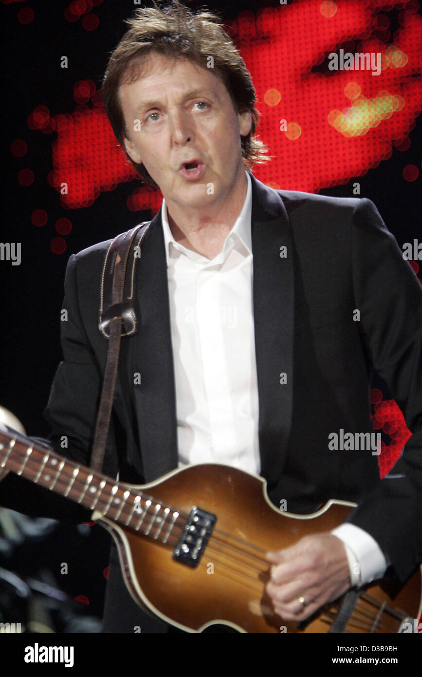 Paul mccartney guitar hi-res stock photography and images - Alamy