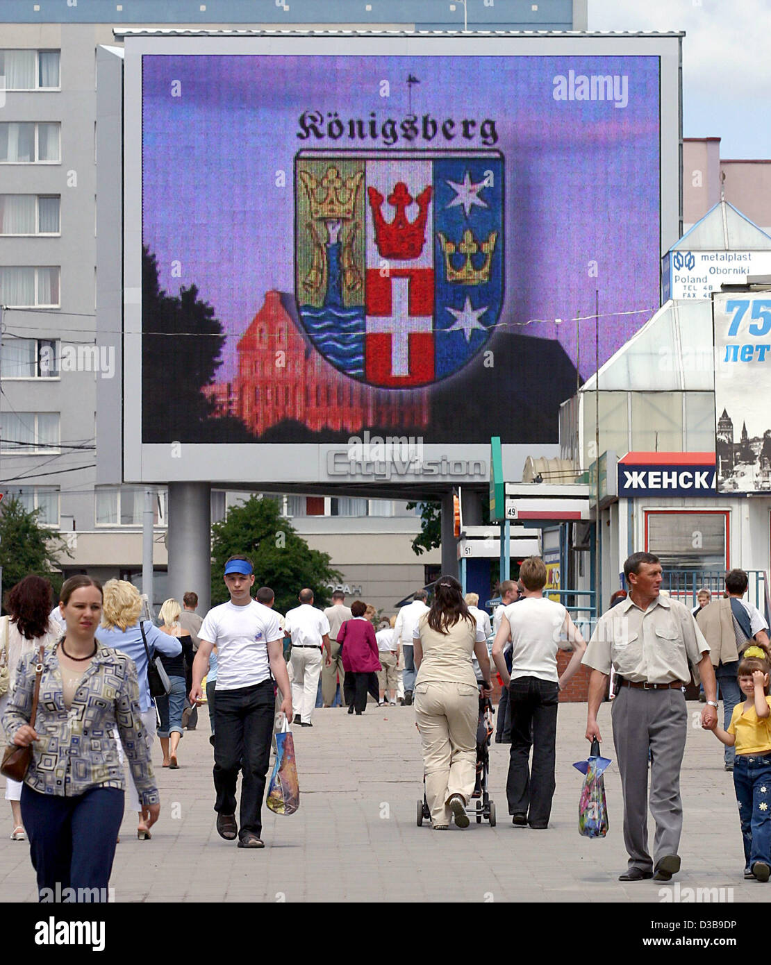 (dpa) - Inhabitants of Kaliningrad are pictured in front of a huge ...