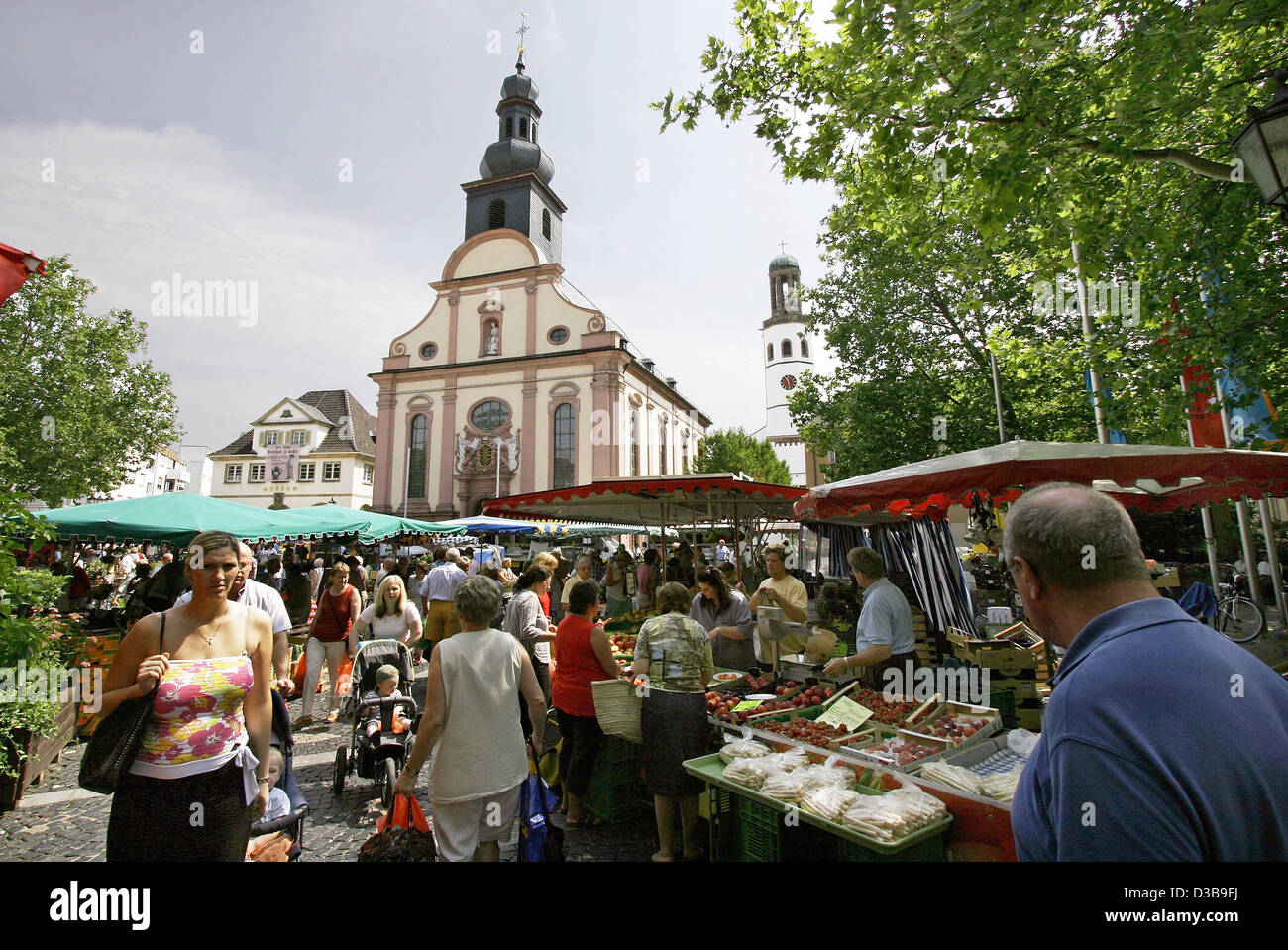 (dpa) - The picture shows the weekly market in Frankenthal, Germany, 28 ...