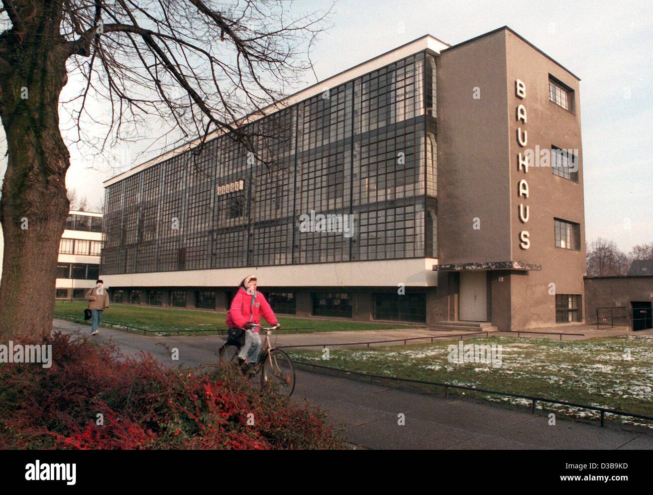 (dpa files) - The Bauhaus building in the Gropius-Allee in Dessau ...
