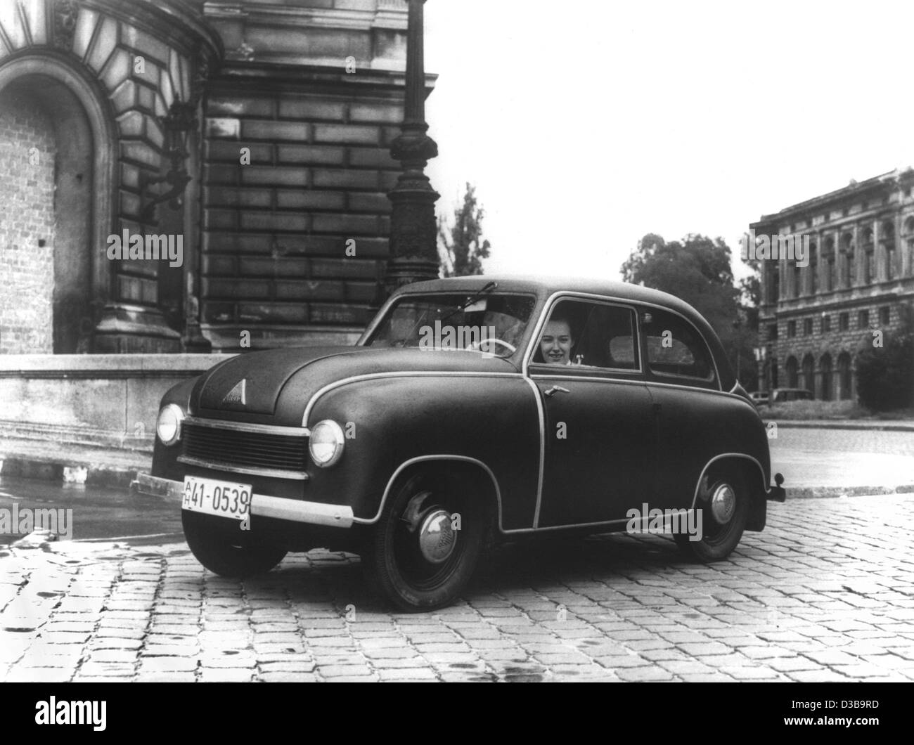 (dpa files) - With the slogan 'A small car - but a Lloyd car' the car ...