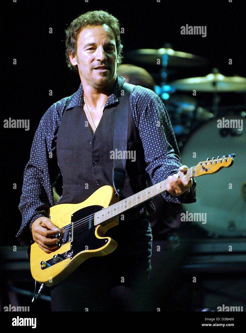 Bruce springsteen guitar hi-res stock photography and images - Alamy