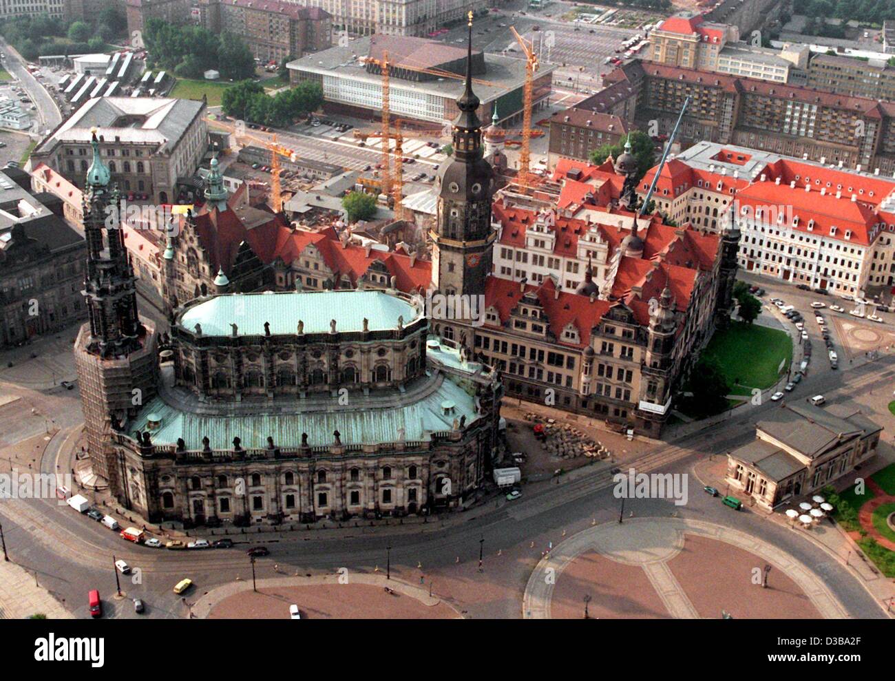 (dpa files) - An aerial view shows the baroque city center of Dresden ...