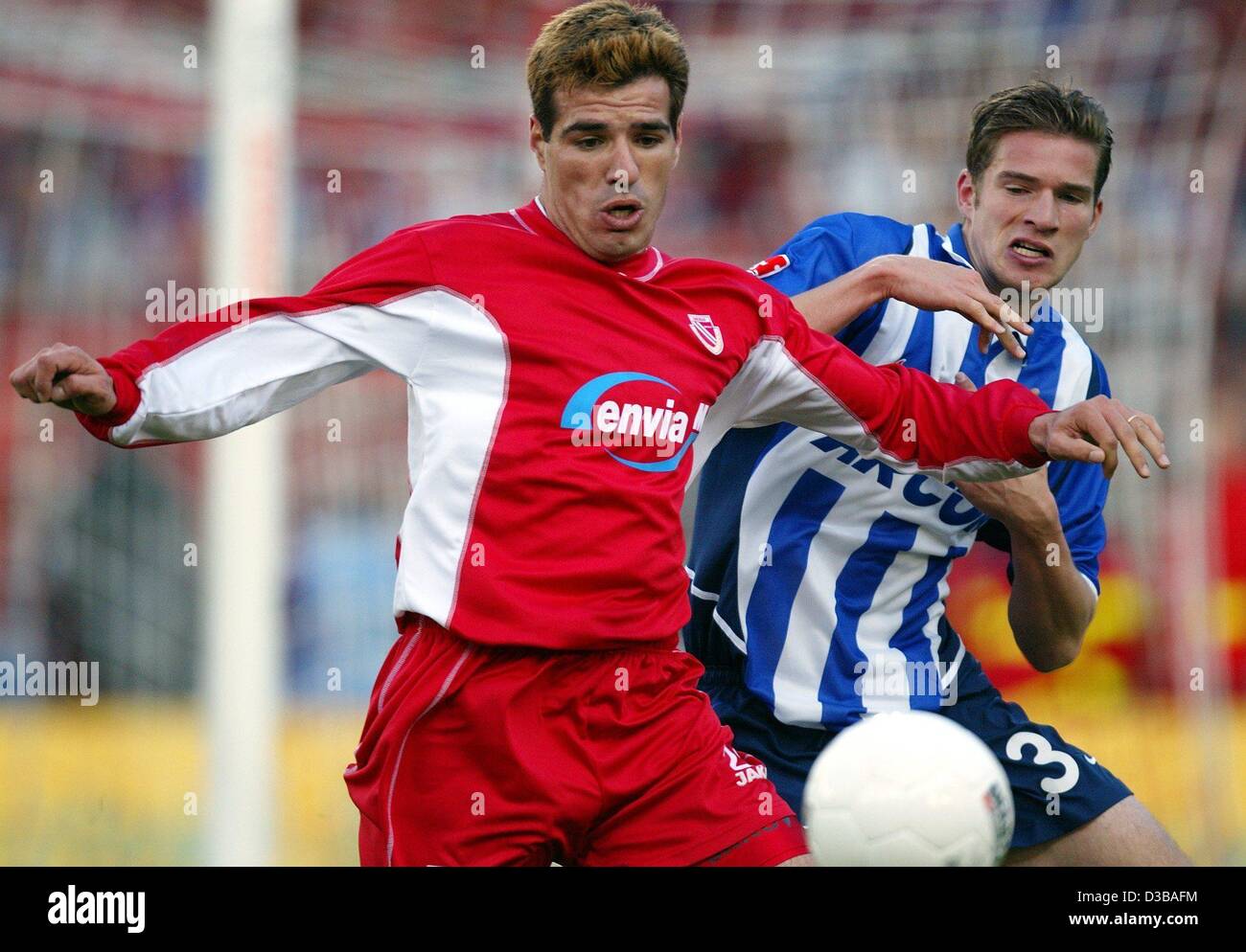 L fights ball hi-res stock photography and images - Alamy