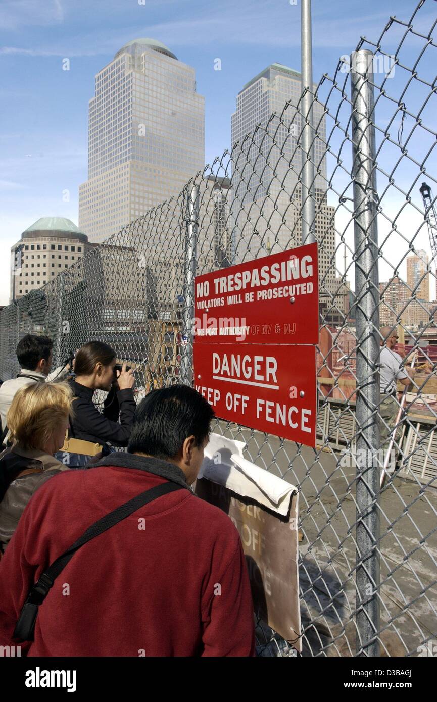 (dpa) - Tourists stand in front of of Ground Zero which is cordonned ...