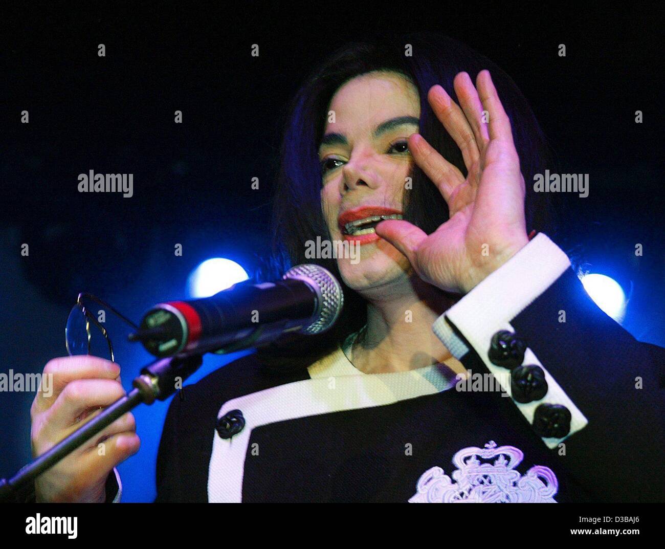 (dpa) - US pop superstar Michael Jackson speaks on the podium of the ...