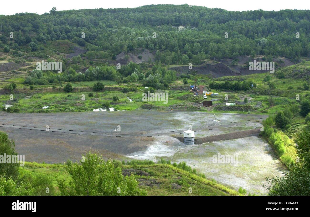 (dpa files) - A view of the open-pit mine Grube Messel in Messel ...
