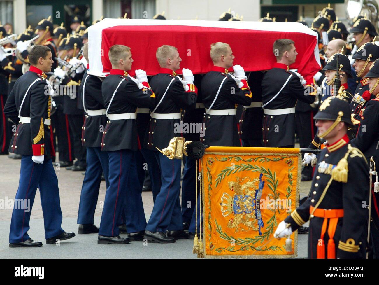 (dpa) - Royal guards carry the coffin of Prince Claus, husband of Dutch ...