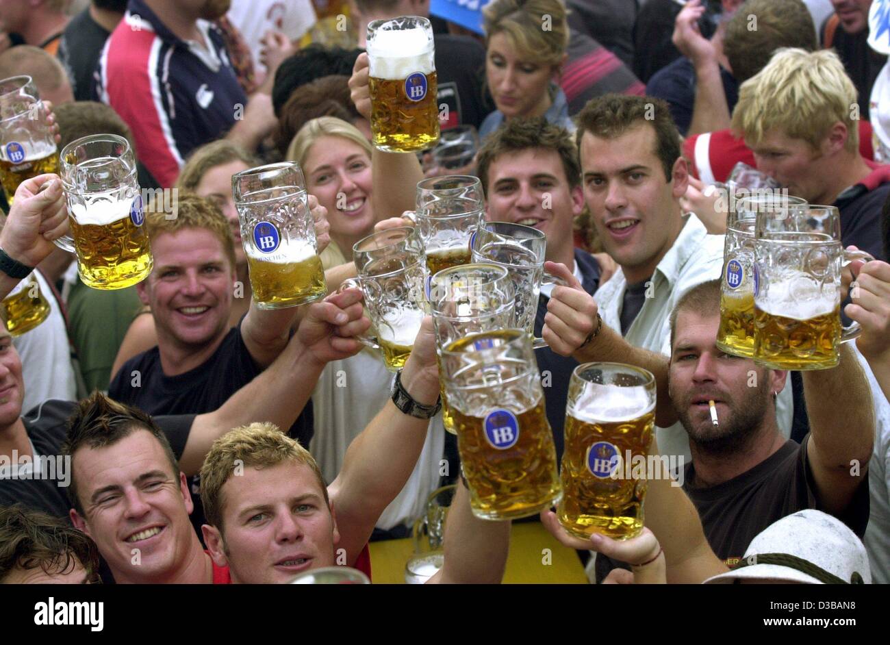 (dpa) - The sound of beer mugs clinking is heard throughout the tents ...