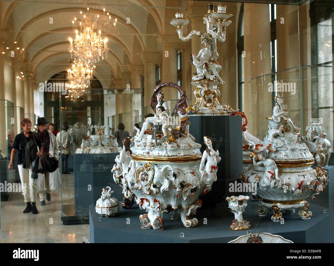 (dpa) - Visitors look at the precious china collection at display in ...