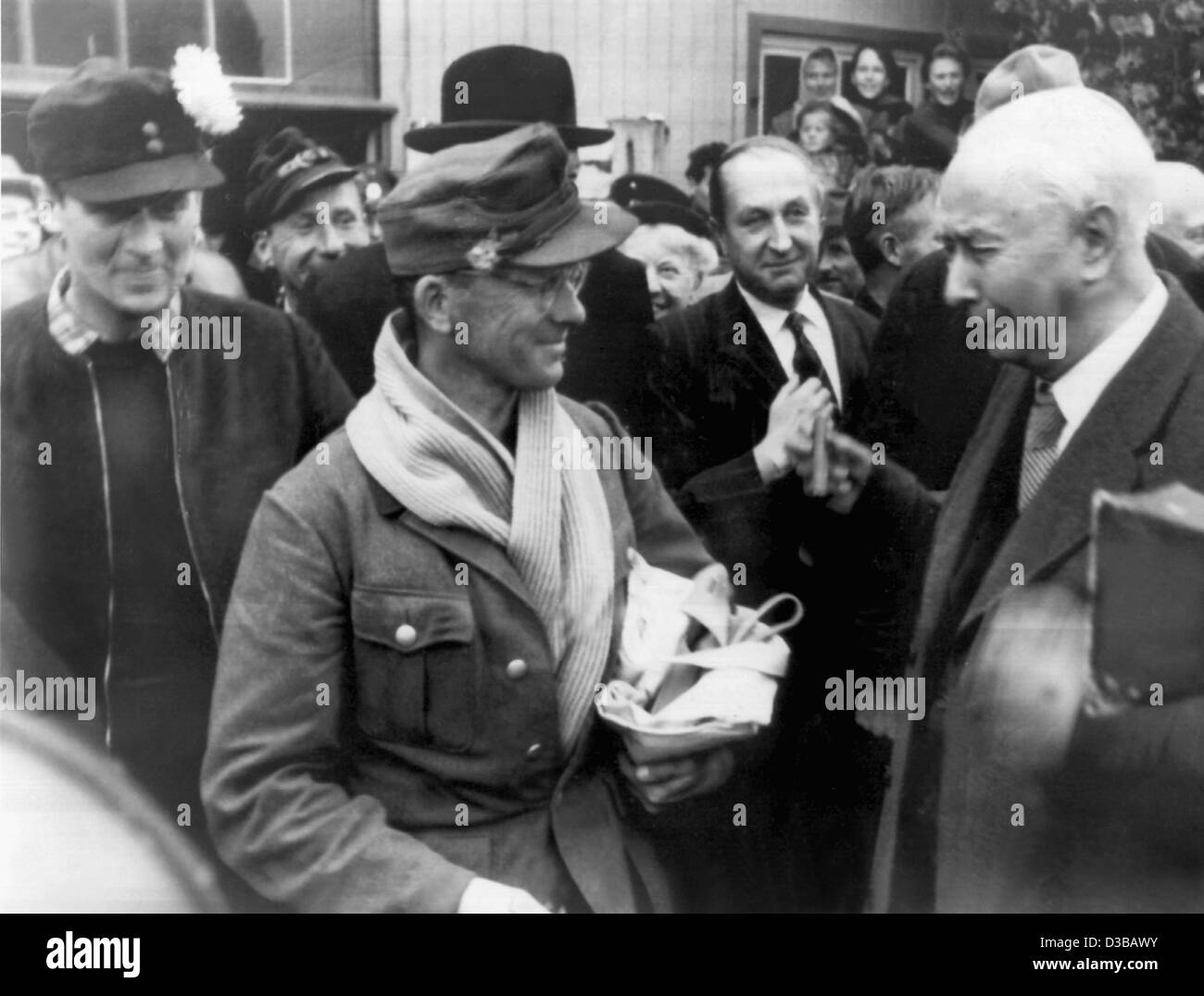 (dpa files) - German President Theodor Heuss (R) welcomes former ...