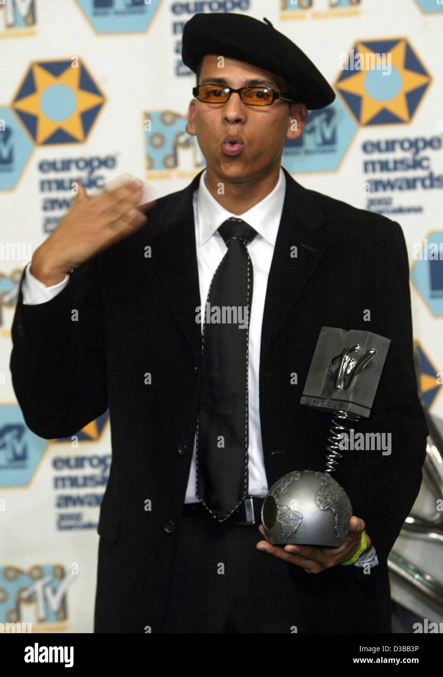 (dpa) - Soul-poet Xavier Naidoo proudly show off his MTV award for ...