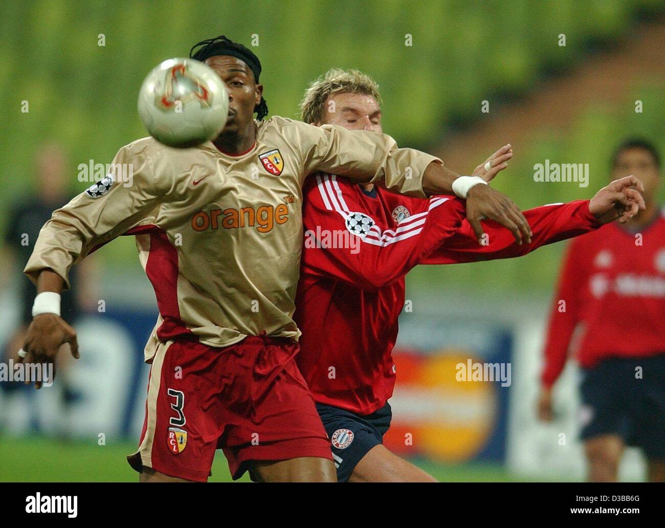 (dpa) - Bayern's forward Alexander Zickler (R) fights for the ball with ...