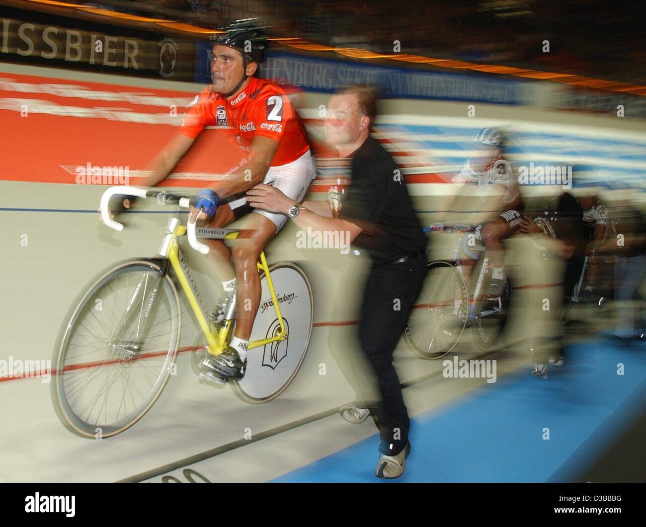 (dpa) - German cyclist Andreas Kappes is pushed by a helper at the ...