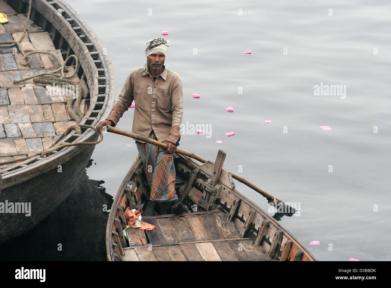 Boatman on Buriganga river near Sadarghat, Dhaka, Bangladesh Stock ...