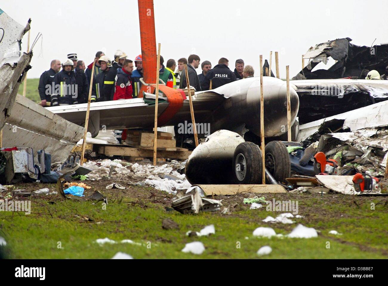 (dpa) - Rescuers inspect the wreckage of the crashed Fokker 500 Luxair ...