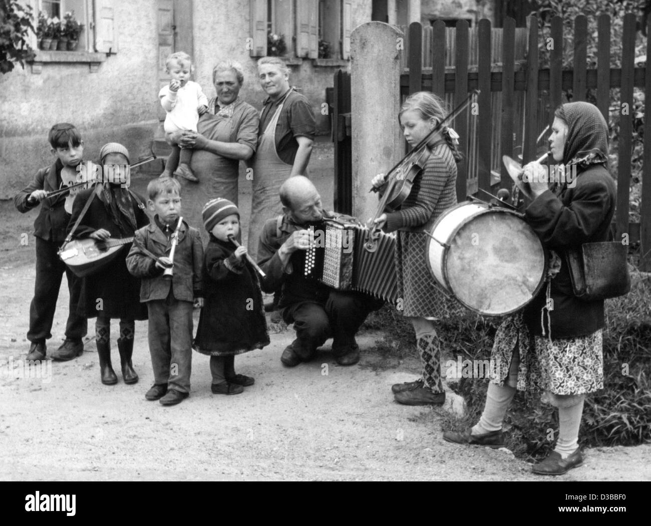 Family playing music instruments hi-res stock photography and images ...