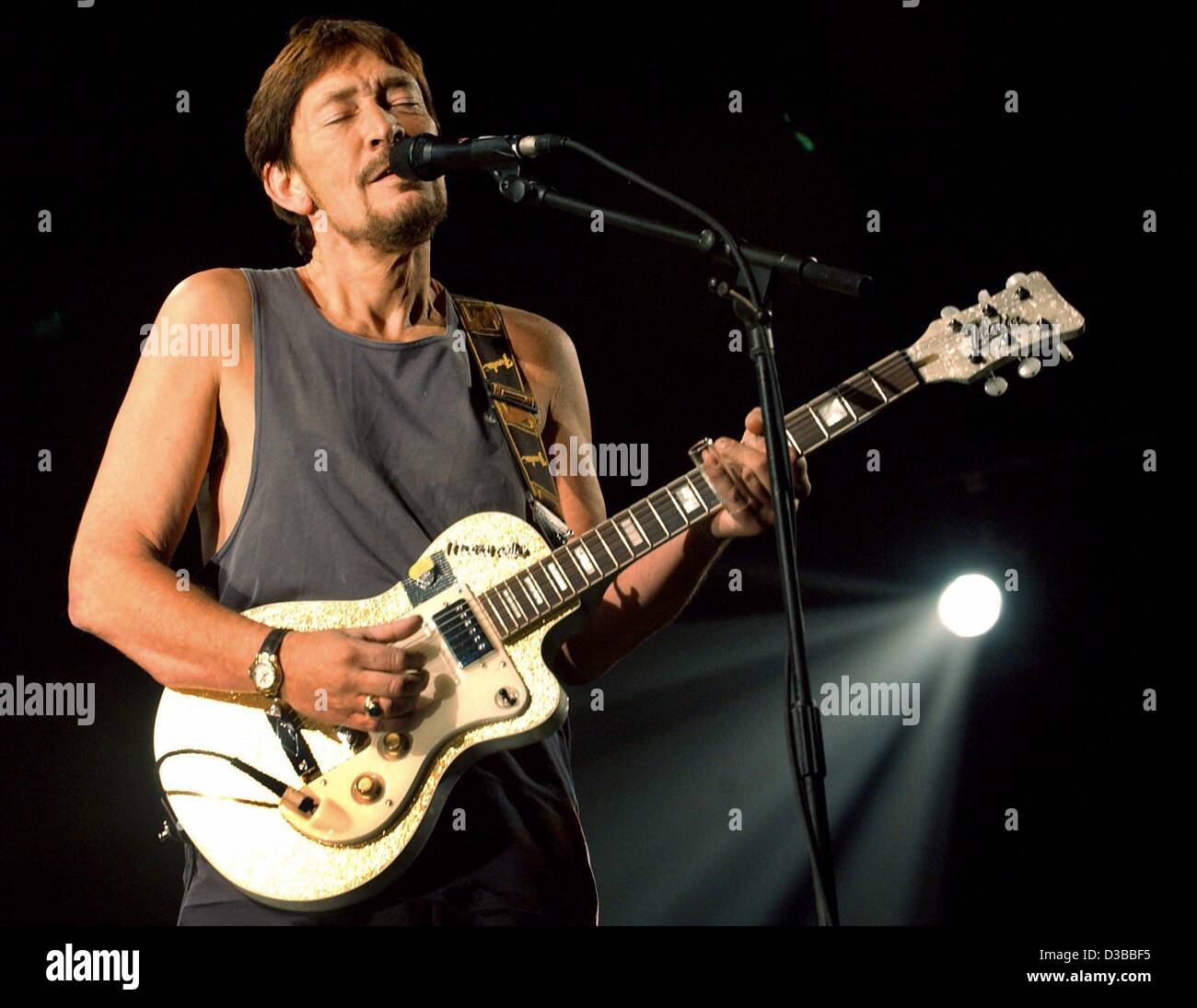 (dpa) - British musician Chris Rea sings and plays his guitar, Rostock ...