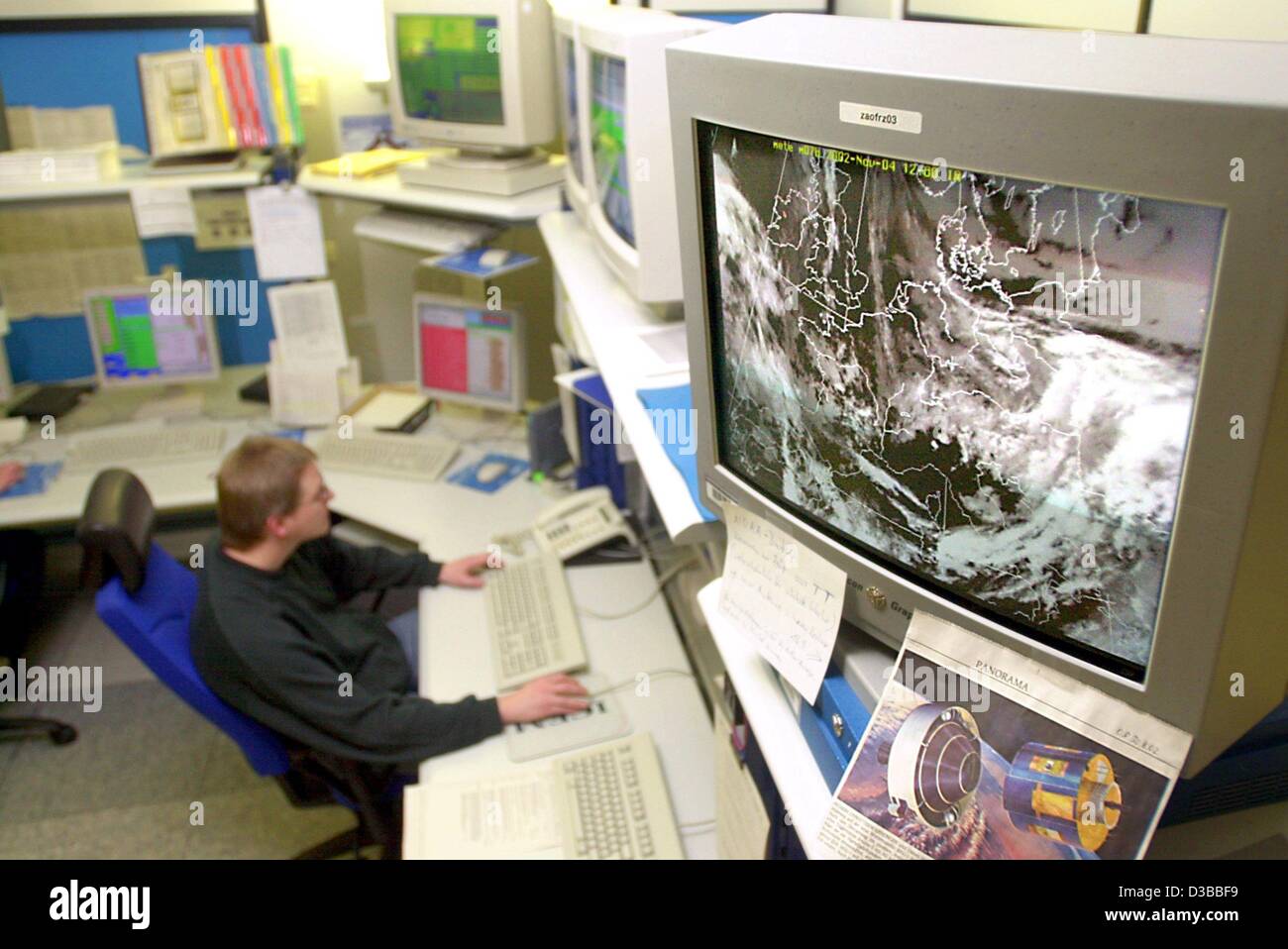 (dpa) - A meteorologist of the German Weather Service (DWD) at his ... (dpa) - A meteorologist of the German Weather Service (DWD) at his ...