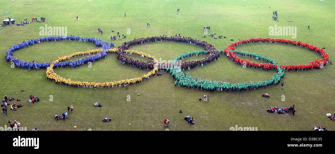 500 pupils form human olympic rings hi-res stock photography and images ...