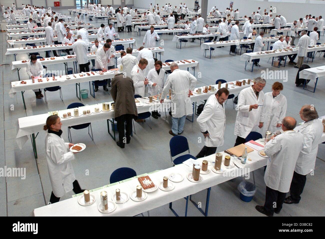 (dpa) - Meat experts test the quality of meat during the international ...