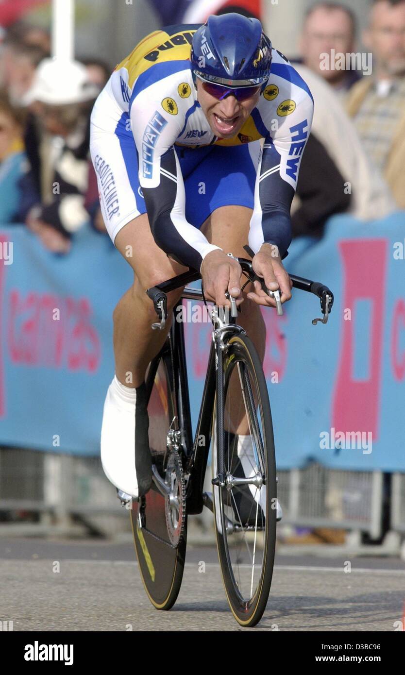 (dpa) - German cyclist Michael Rich cycles the last metres of the Men ...