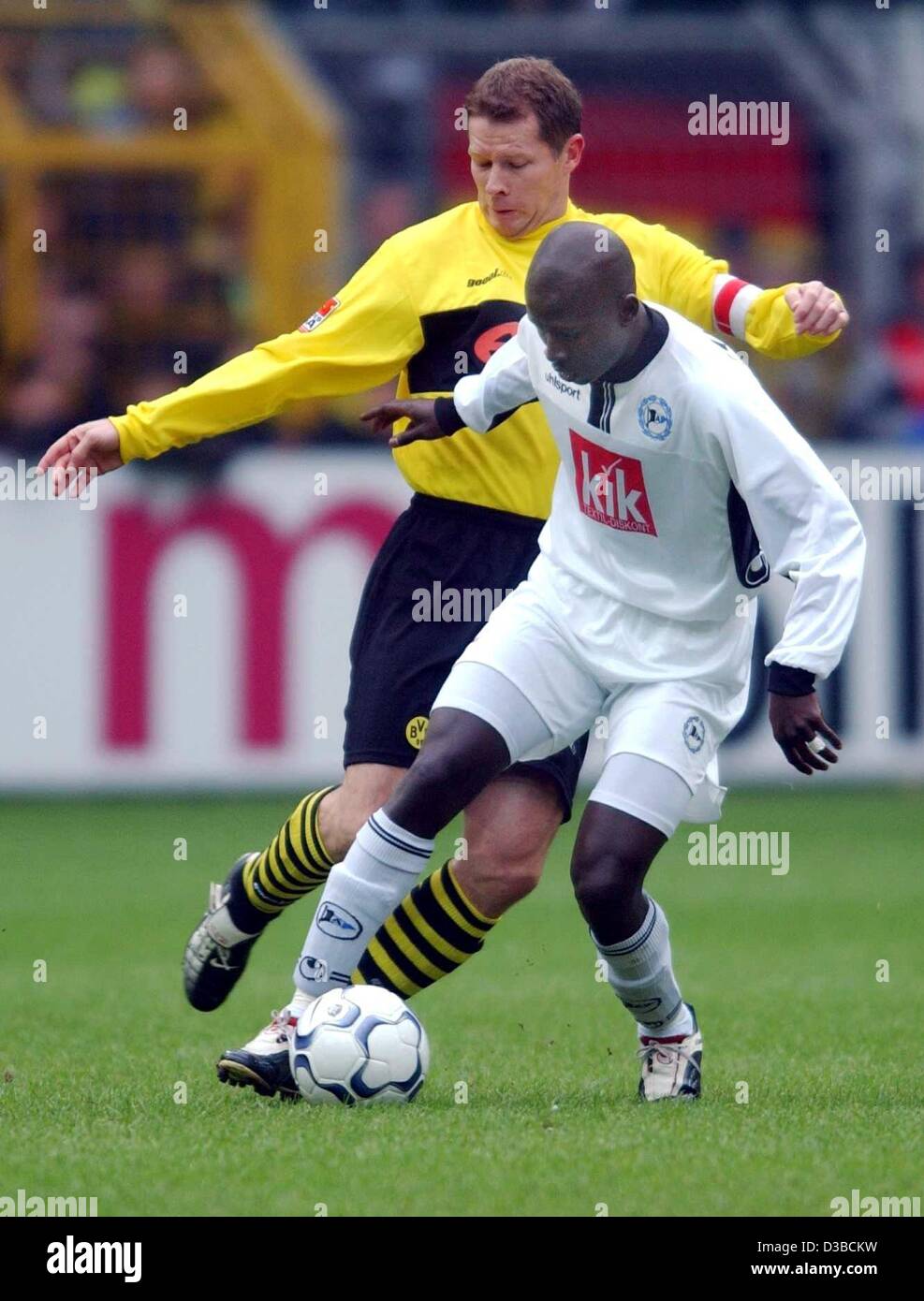 (dpa) - Dortmund's defender and team captain Stefan Reuter (L) fights ...