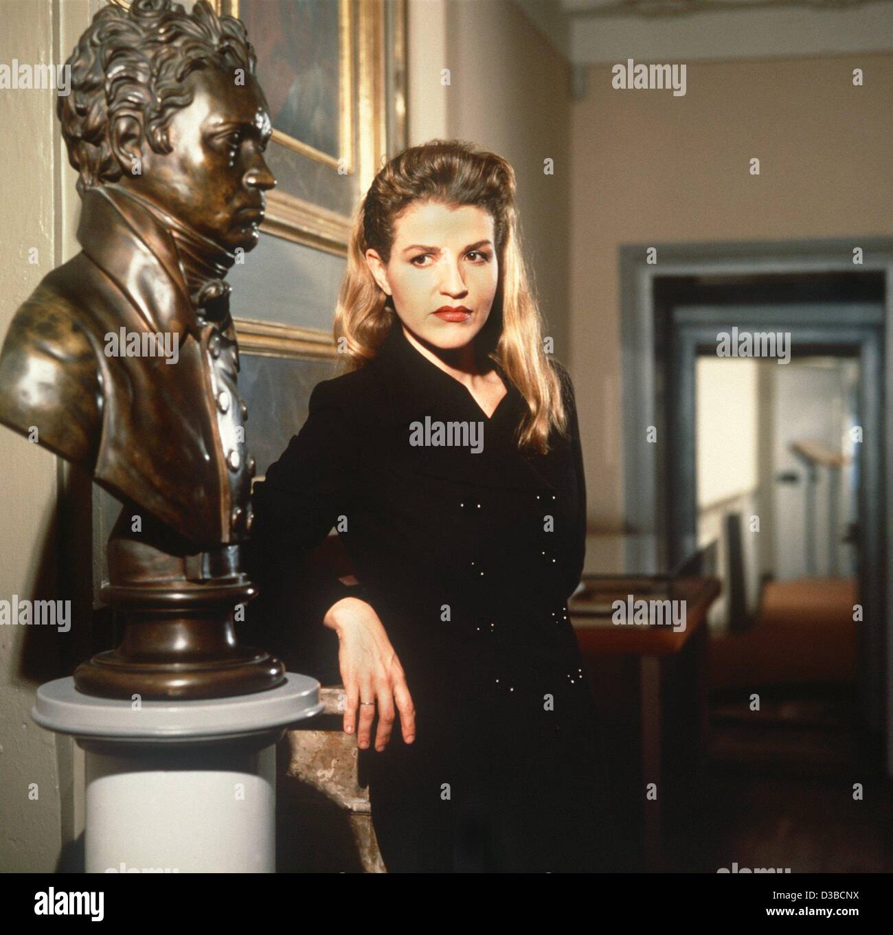 (dpa files) - Classical violinist Anne-Sophie Mutter poses next to a ...
