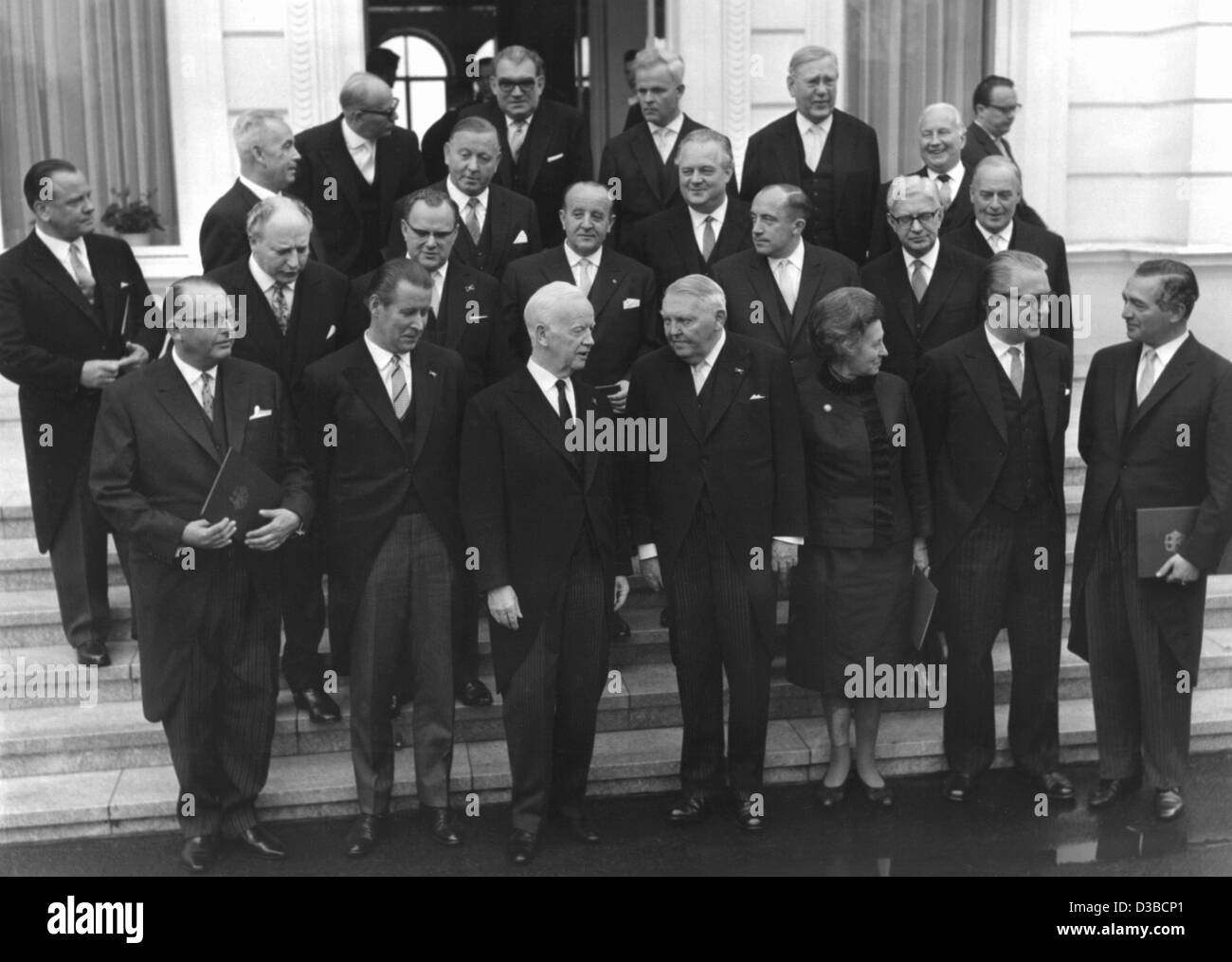 (dpa files) - After they received their certificates of nomination ...