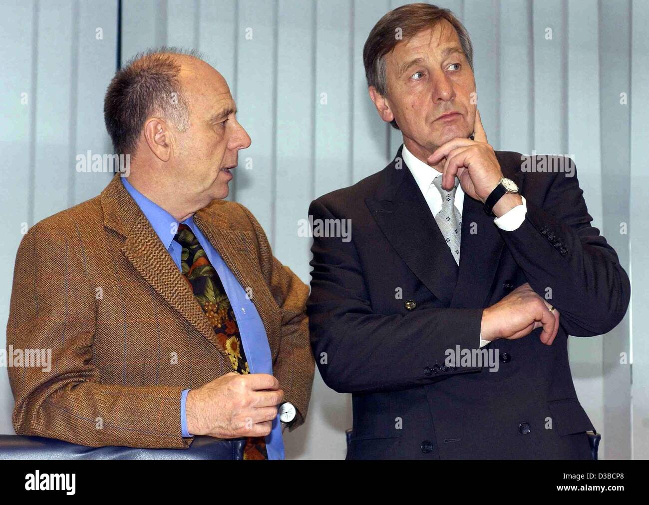 (dpa) - Walter Riester, Federal Labour Minister, talks to his successor ...