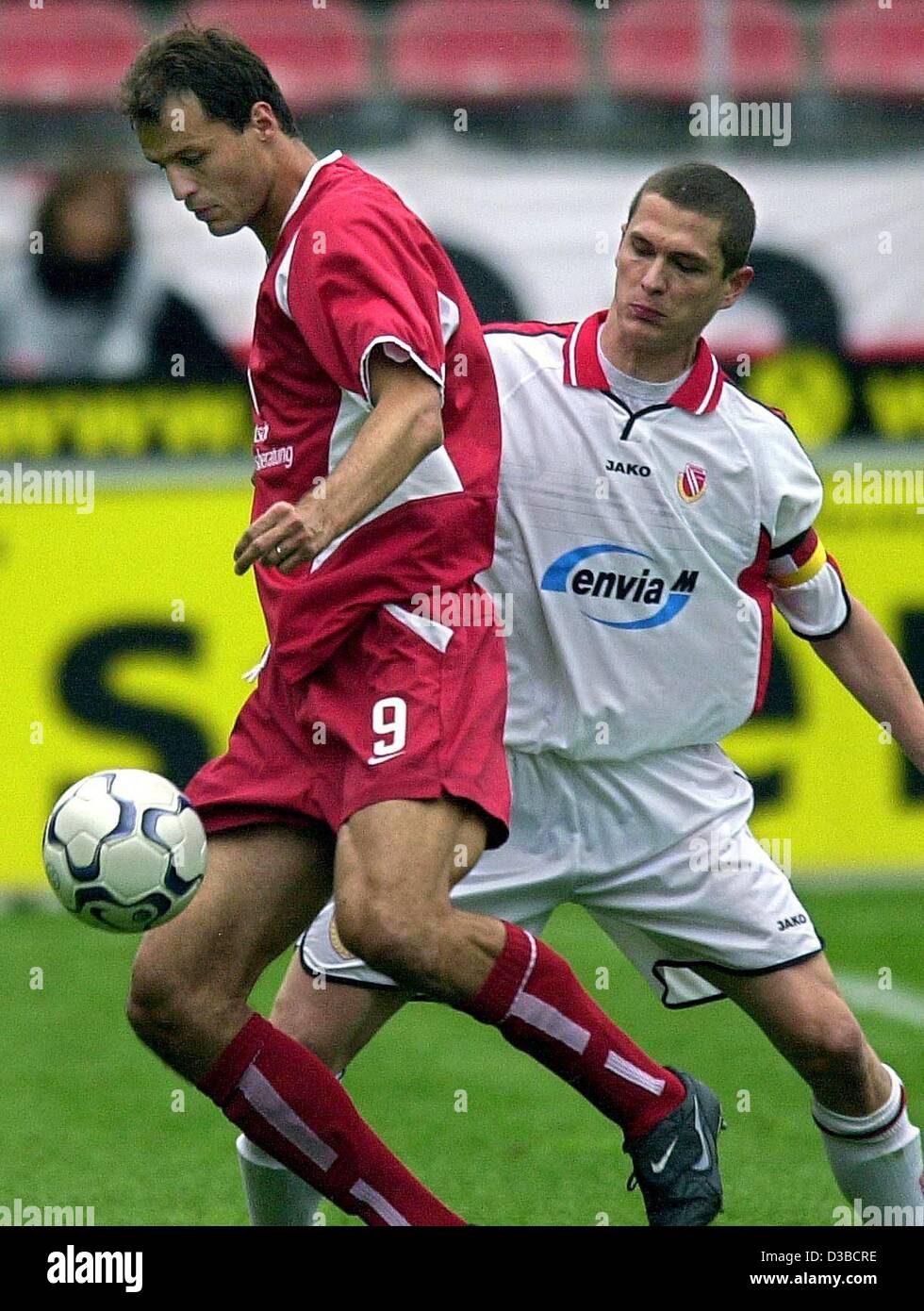(dpa) - Kaiserslautern's forward Vratislav Lokvenc from Czechia (L) is ...