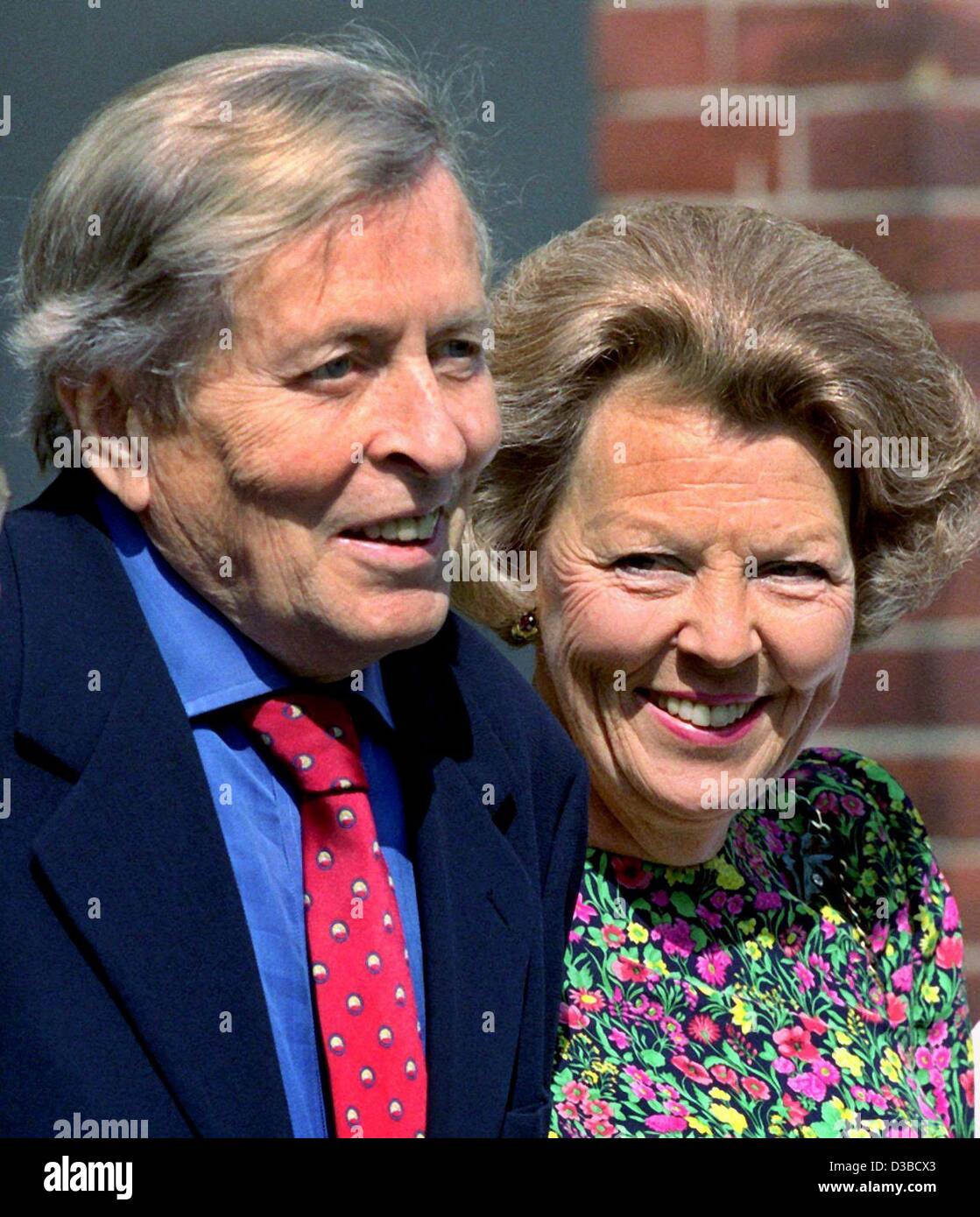 (dpa files) - Queen Beatrix of the Netherlands meets her husband ...