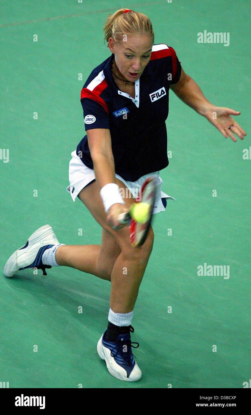 (dpa) - Germany's Barbara Rittner plays a backhand during the first leg ...