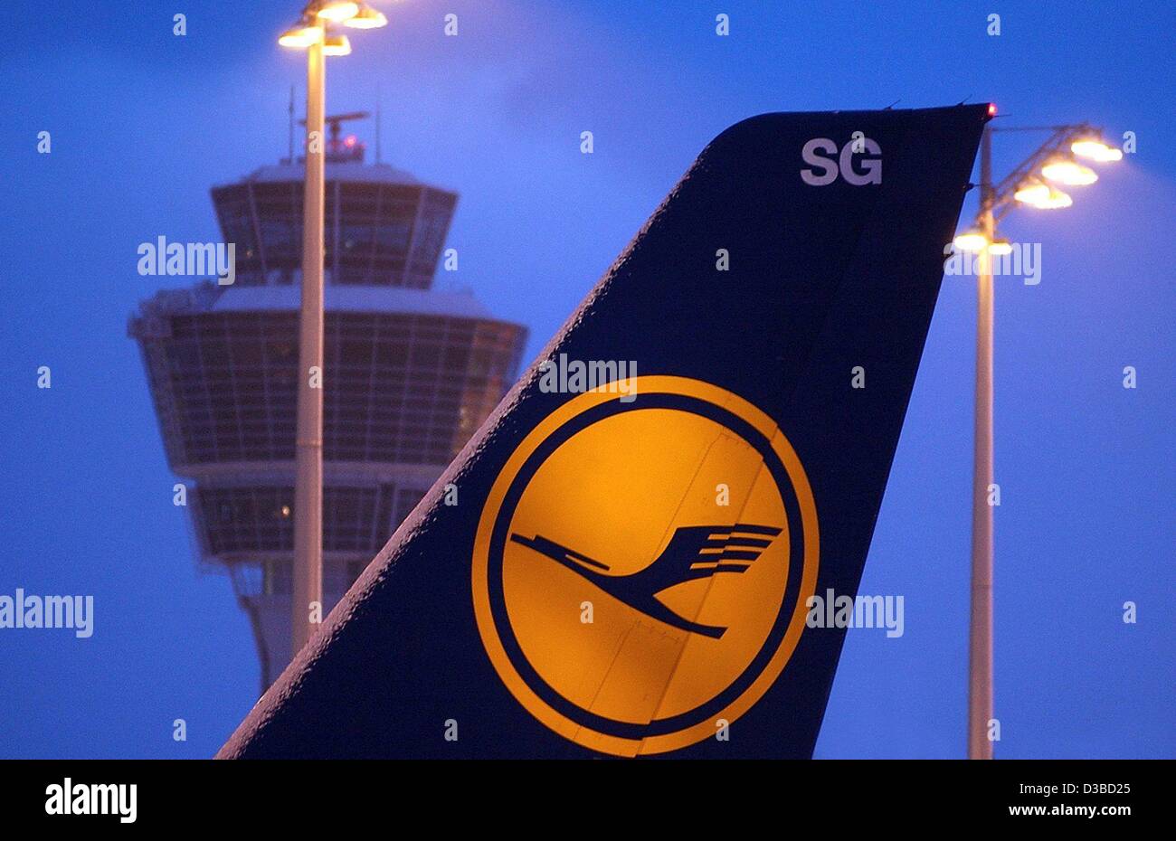 Tail planes hi-res stock photography and images - Alamy