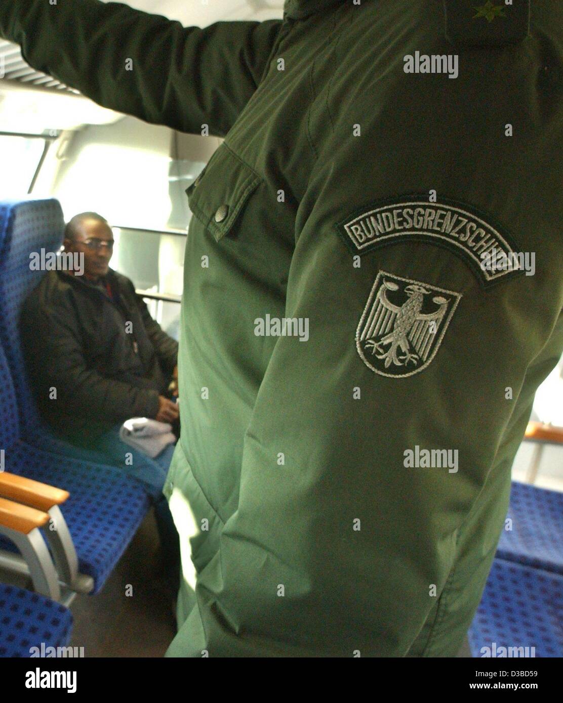 (dpa) - An officer of the Federal Border Guard (Bundesgrenzschutz, BGS ...